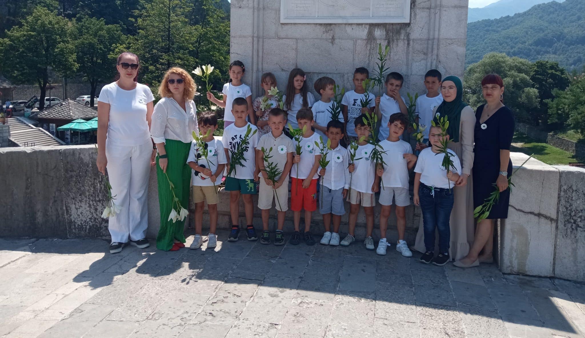 Mališani iz obdaništa "Zulejha Begeta" bacanjem ljiljana u Neretvu ...